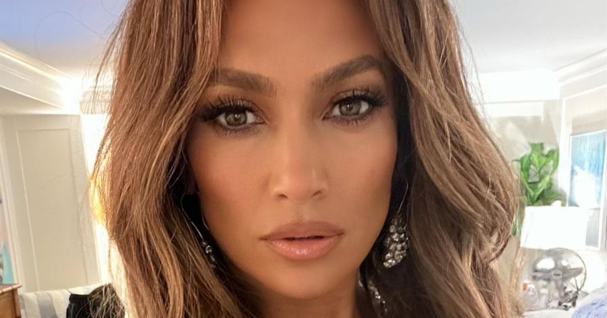 Az 54 éves Jennifer Lopez fehér fehérneműben mutatta meg magát a ...