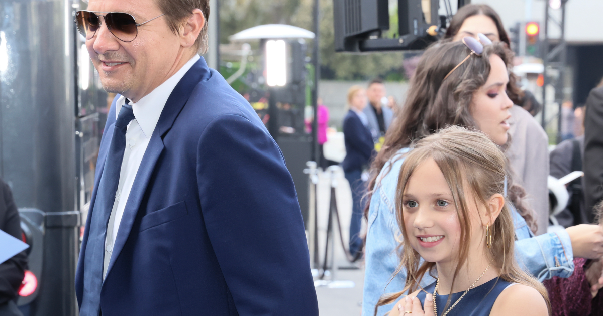Jeremy Renner bottal tud csak járni: a kislányával jelent meg a vörös ...