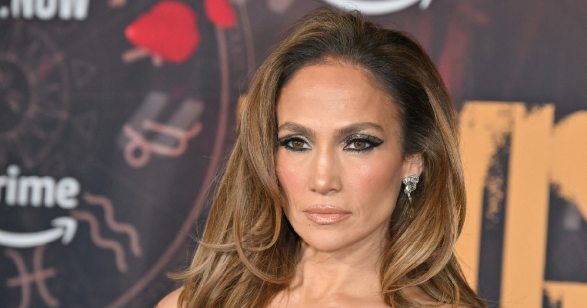 Jennifer Lopez fehér ruhában bűvölt el mindenkit, csodás fazont viselt ...