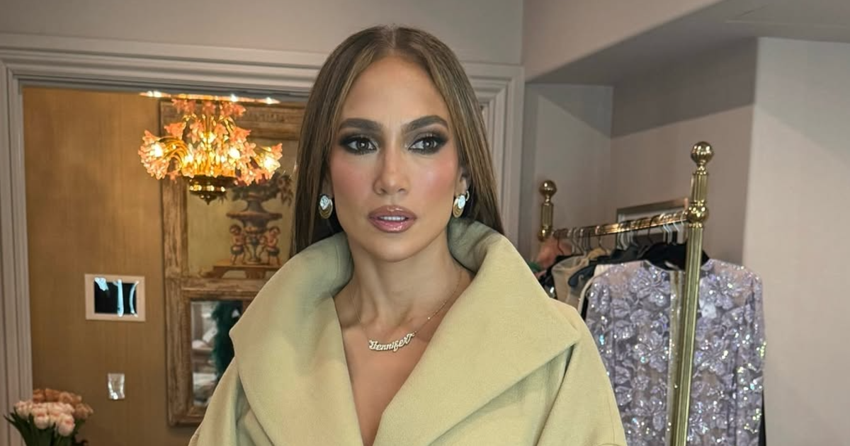 Ennél őszibb nem is lehetne: Jennifer Lopez bordóbarna körmeit akarja ...