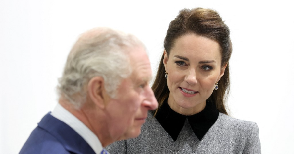 Szívmelengető, hogyan védelmezi Károly király Katalin hercegnét a ...