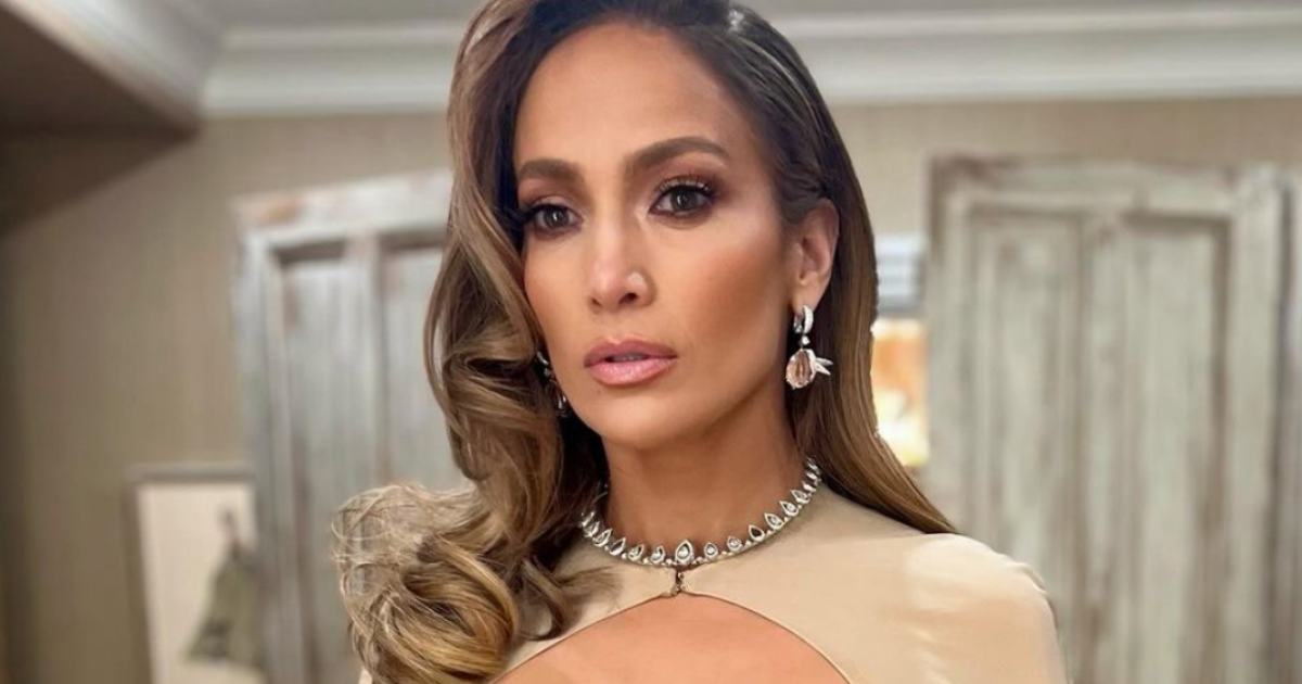 Jennifer Lopez fehér ruhában mutatta meg alakját, ez lesz az egyik ...