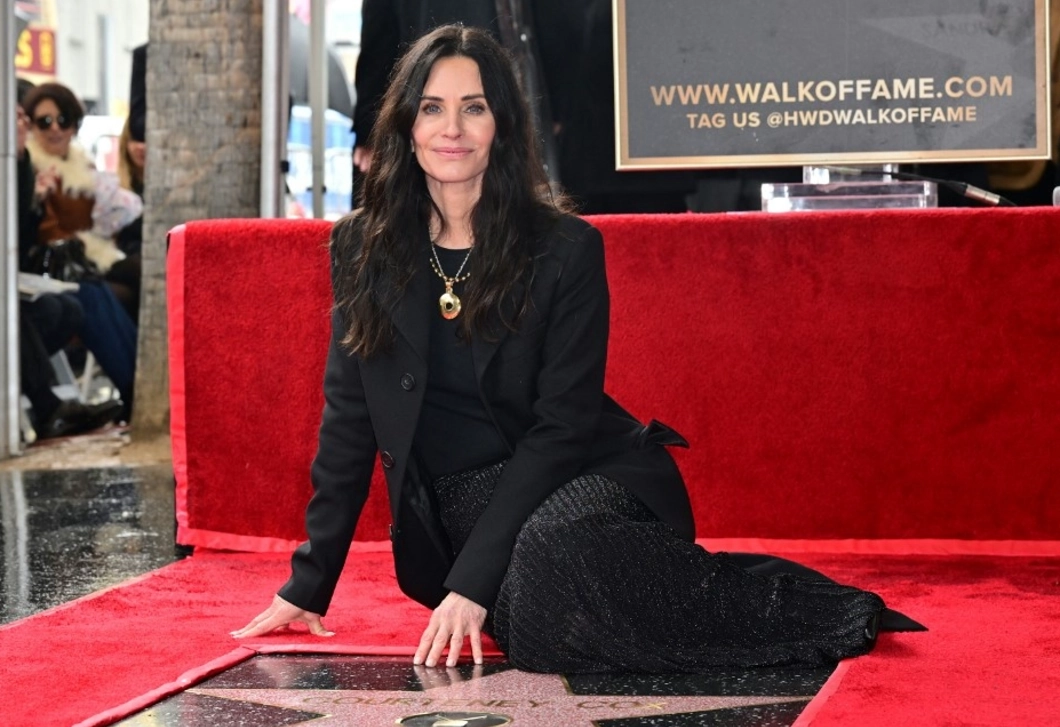 Ez a kanapé, soha nem megy ki a divatból – Courteney Cox gyönyörű ...