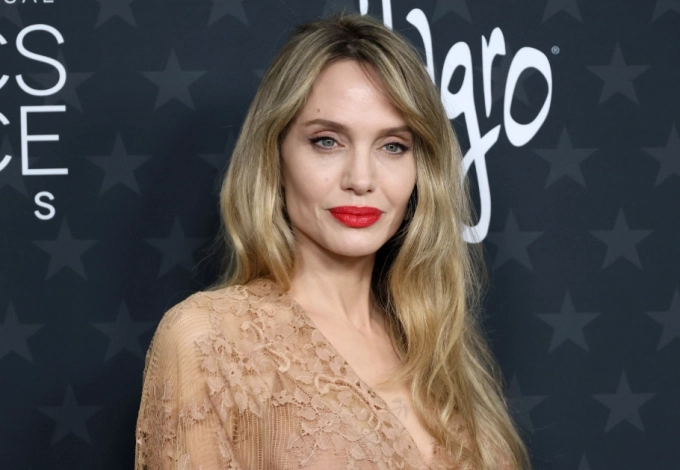 Angelina Jolie szettje bizonyítja, a fekete ruha tényleg sosem megy ki ...