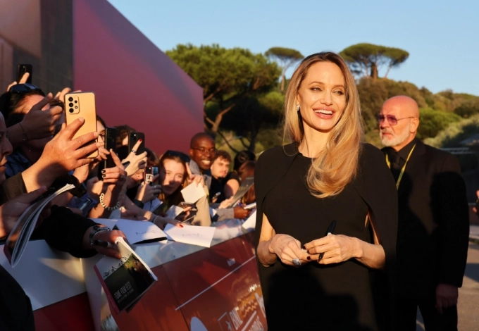 Angelina Jolie szettje bizonyítja, a fekete ruha tényleg sosem megy ki ...