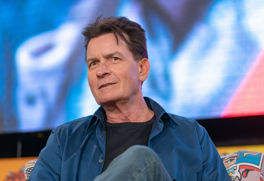 Charlie Sheen szívszorító dolgot mondott Matthew Perryről - Elle