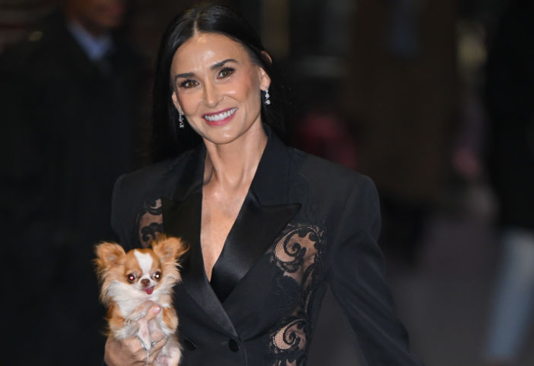A 61 éves Demi Moore átlátszó miniruháját neked is látnod kell ...