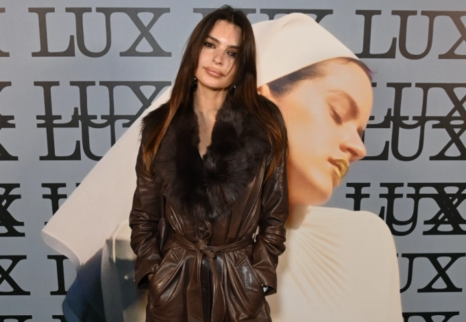Emily Ratajkowski merész piros ruhája a 80-as éveket idézte meg - Elle