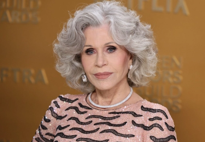Jane Fonda 88 évesen is elképesztően stílusos – szűk, csillogó ruhában ...