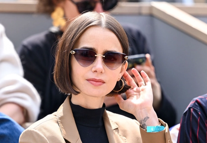 Megható fotókat posztolt nagybeteg édesapjáról Lily Collins – ilyen ...