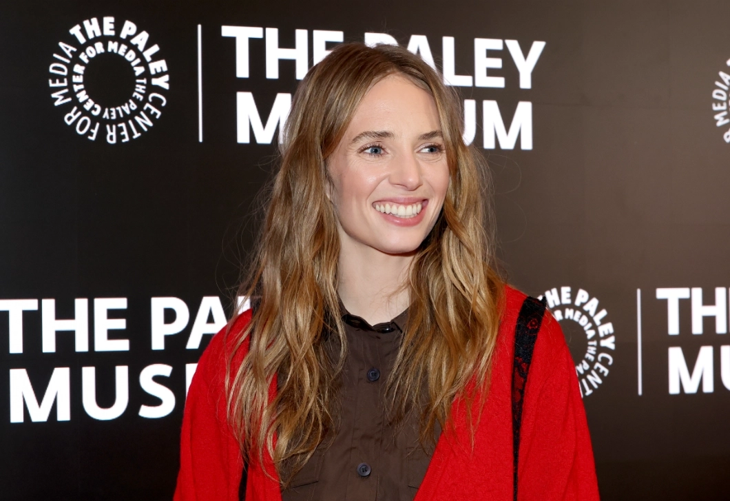 Maya Hawke áttetsző Prada szettjétől az áll is leesik – fotók - Elle