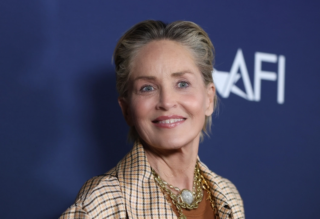 Íme Sharon Stone ruhája, amit agyonkritizáltak, mégis divattörténelmet ...