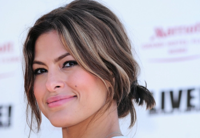 Az 51 éves Eva Mendes ebben a piros ruhában felrobbantotta az ...